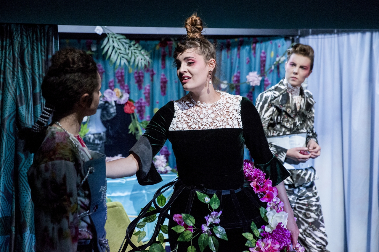 »Schau mich an« Uraufführung. Musiktheater - Akademie für Darstellende ...